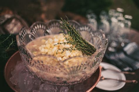 맛있는 치즈 과일 및 고기로 가득한 아름다운 샤퀴테리 보드 결혼식 및 특별 행사에 적합합니다 0명에 대한 스톡 사진 및 기타 이미지 Istock