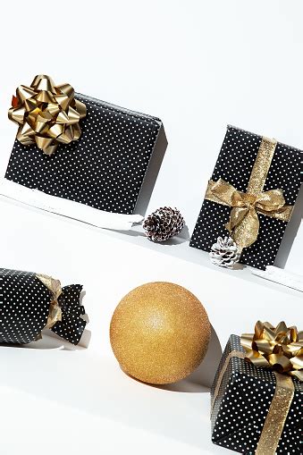 트렌디한 공백 배경의 기프트 박스 폴카 도트 디자인과 브런치 장식 메리 크리스마스 새해 복 많은 휴일 축 하 개념 0명에 대한 스톡 사진 및 기타 이미지 Istock