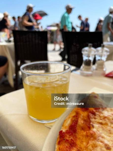 피자 마르게리타가 들어 있는 하얀 접시의 이미지 레몬과 얼음 조각 레스토랑 장면 배경 전경에 초점 각얼음에 대한 스톡 사진 및 기타 이미지 Istock