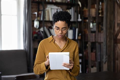 디지털 테이블에서 일하는 심각한 집중적 인 아프리카 여성 카피라이터에 대한 스톡 사진 및 기타 이미지 카피라이터 심각한 안경 Istock