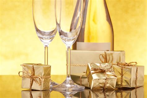 황금 선물 상자 샴페인 병 축제 골드 배경에 빈 샴페인 피리와 함께 하는 정물화 0명에 대한 스톡 사진 및 기타 이미지 0명 결혼식 공휴일 Istock