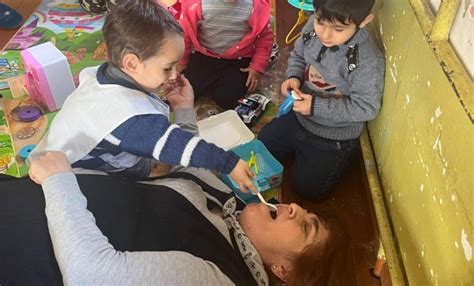 ბავშვები აღმზრდელის „გადარჩენას“ ცდილობენ Skolamdelebi Ge