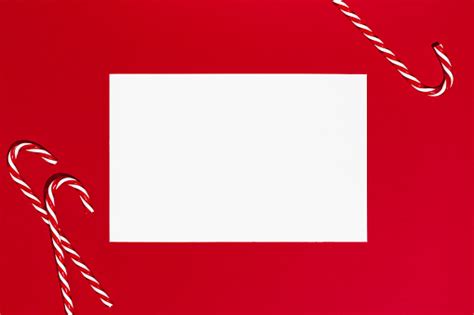 크리스마스 편지 모형 사탕 지팡이가 있는 빨간색 배경에 빈 흰색 빈 페이지 엽서 인사말 및 감사 카드 템플릿입니다 0명에 대한