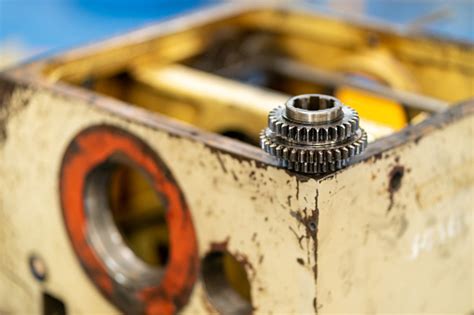 이들은 금속 선반 부품입니다 기어가 있는 강철 메커니즘입니다 작업장에서 기계의 분해 유지 보수 및 수리를 위한 서비스 강철에 대한 스톡 사진 및 기타 이미지 Istock