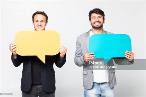흰색 배경 위에 고립 된 빈 연설 거품을 들고 있는 두 명의 사업가의 초상화 2명에 대한 스톡 사진 및 기타 이미지 2명 개념 공동체 Istock