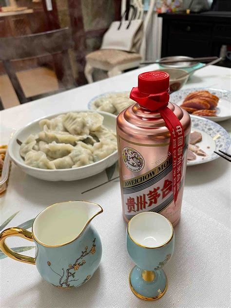 饺子酒饺子酒，饺子就酒越喝越有，开瓶玫瑰金尝尝贵州茅台sh600519 乐惠国际sh603076 万里 雪球