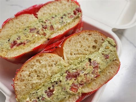 바질페스토를 이용한 요리 ~ 바질 토마토 크림치즈 베이글 만드는법