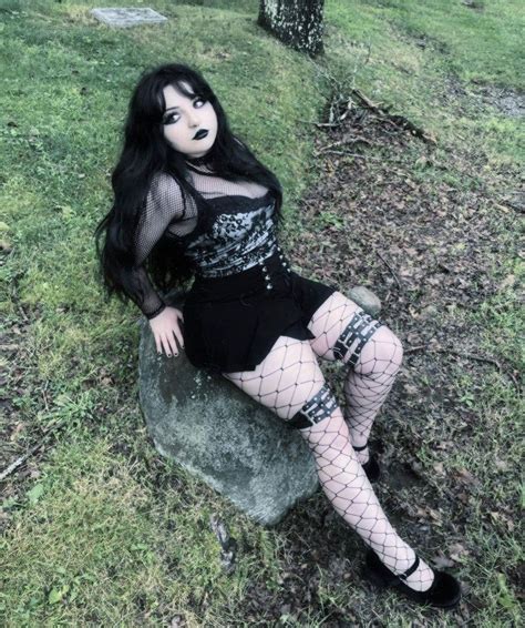 Pin By Kylie Mcfarland On Gothic Goth Outfits Cute Outfits Curvy Goth