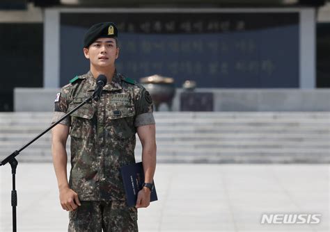Chosun Online 朝鮮日報 徴兵：『ウ・ヨンウ弁護士は天才肌』カン・テオ、今日 韓国陸軍を満期除隊