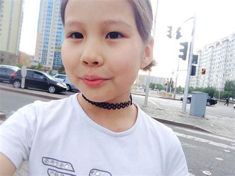 Ответы Mail А черная веревка на шее девушки обозначает что она имеет черный пояс по миньету