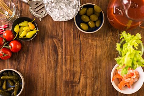 올리브 피 클 샐 러 리 그리고 칵테일 새우 블러 디 메리 칵테일을 장식 0명에 대한 스톡 사진 및 기타 이미지 0명 고명 라임 주스 Istock