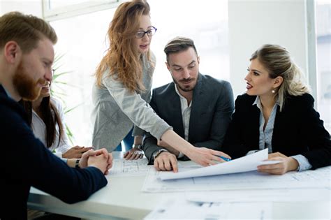 사무실에서 프로젝트 및 브레인 스토밍에 협력 하는 비즈니스 사람들 계획에 대한 스톡 사진 및 기타 이미지 계획 군중 기업 문화 Istock