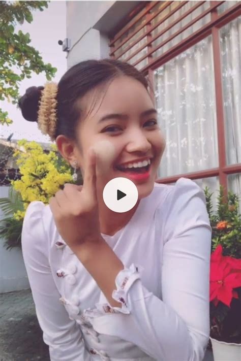 သနပ်ခါးပါးကွက်ကြားလေးလိမ်းကာ ကျေးလက်အညာသူပုံစံလေးနဲ့ ချစ်စရာကောင်းအောင်ကပြထားတဲ့ ဖြူဖြူထ