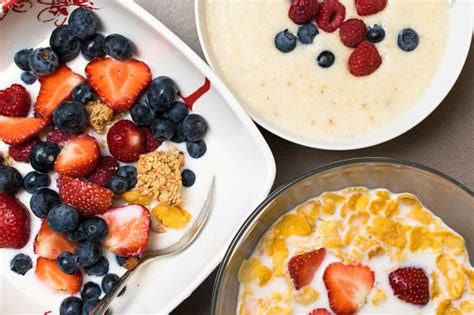 죽 우유와 신선한 딸기 블루베리 라스베리와 그릇에 콘플레이크 건강 아침 식사 Fot 아이 0명에 대한 스톡 사진 및 기타 이미지