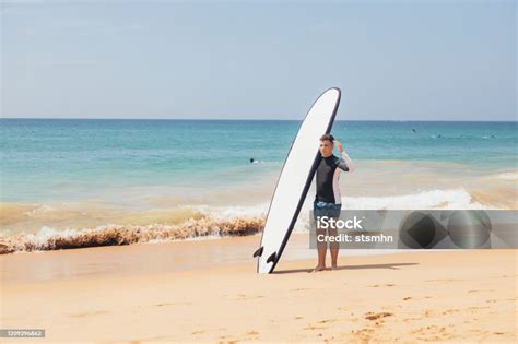 서핑 라인에 모래 바다 해변에 서 서핑 보드와 잘 생긴 십대 소년 건강한 생활방식에 대한 스톡 사진 및 기타 이미지 건강한 생활방식 관광 관광객 Istock