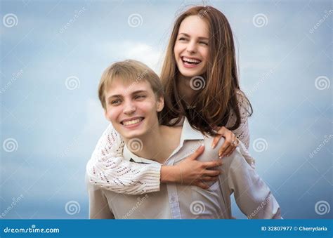 Zoete Meisje En Jongen Samen Op Het Strand Stock Afbeelding Image Of Strand Europees