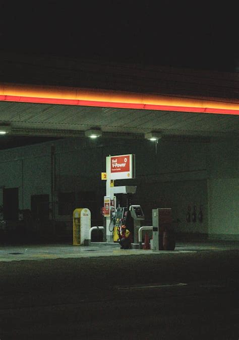 밝은 네온 불빛이 있는 야간 주유소 · 무료 스톡 사진