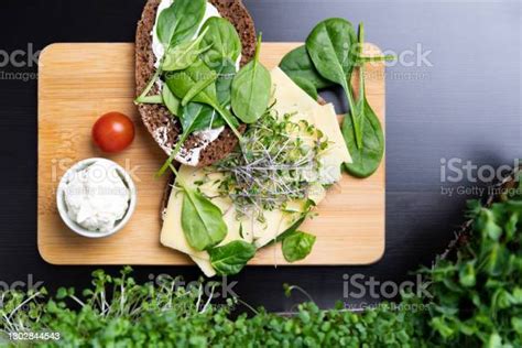 유기농 생 마이크로 그린 곡물 빵 콩나물의 최고 보기 슈퍼 푸드 건강 한 식사 개념 0명에 대한 스톡 사진 및 기타 이미지 Istock