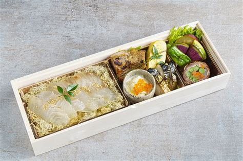 東京都へ配達 お弁当 和食 特上 鯛昆布じめと燻製鯖木箱膳 割烹 かまつ田【23区】│高級宅配弁当のデリバリーサイト「yuizen」
