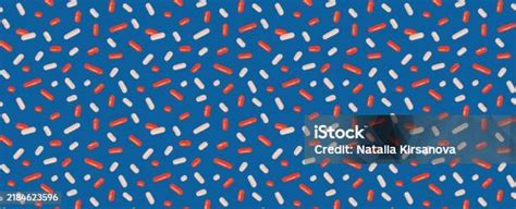 축제 분위기가 물씬 풍기는 빨간색과 흰색 색종이 조각과 뿌려진 완벽 한 패턴 국기 색상 공휴일에 대한 스톡 벡터 아트 및 기타 이미지 공휴일 귀여운 기 Istock