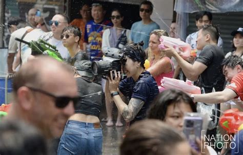 ภาพชุด ถนนข้าวสาร นทท เล่นน้ำ วันสงกรานต์ 2566 คึกคัก ย้ำกฎข้อห้าม 4 ป