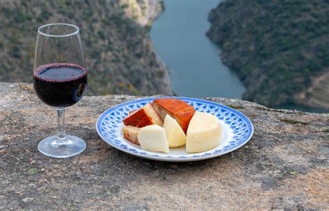 포르투갈 치즈와 요새화된 포트 와인 포르투갈 가을에 배경에 화려한 계단식 포도원과 도우로 밸리와 도우로 강에서 생산 0명에 대한 스톡 사진 및 기타 이미지 Istock