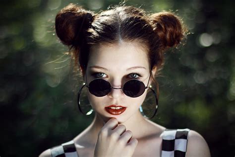 Фото Девушка с большими круглыми серьгами в черных круглых очках