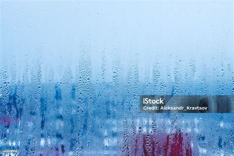자연 물 유리 창 유리 응축 강한 높은 습도 창 차가운 톤 다운 물 흐름의 큰 방울 방울 0명에 대한 스톡 사진 및 기타 이미지 Istock