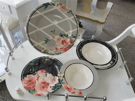 Порцеланов сервиз с цветя 24 части Съдове Сервизи Прибори Банкя Порцеланов сервиз