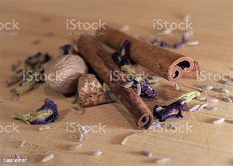 소박한 나무 테이블에 계피 향신료 허브를 포함한 향기로운 향신료 계피에 대한 스톡 사진 및 기타 이미지 계피 깨끗한 목가적인 Istock