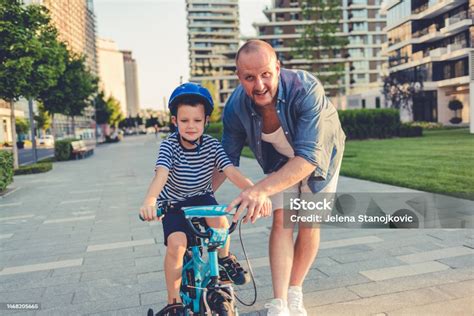아들에게 자전거 타기를 가르치는 아버지 아버지가 아들을 자전거로 인도합니다 2022년에 대한 스톡 사진 및 기타 이미지 2022년 2명 2세대 가족 Istock