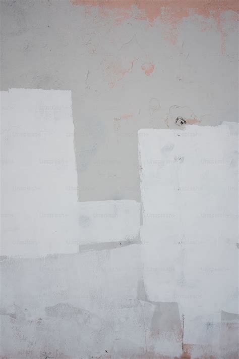 흰 벽 앞에 앉아 있는 빨간 소화전 사진 Unsplash의 획 이미지