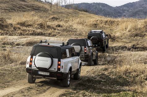 랜드로버 디펜더 130 8명 태우는 전천후 수륙양용 오프로더