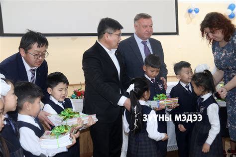 ФОТО ОХУ ын ЭСЯ наас Монгол Оросын хамтарсан ЕБС ийн 162 дугаар сургуульд сурах бичиг гардуулан