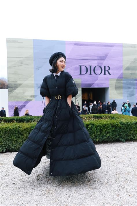 កាយវិការគួរគោរព ស៊ីន យូប៊ីន ចូលគាល់ព្រះមហាក្សត្រ ដោយទន់ភ្លន់នឹងឥតខ្ចោះ Khmerload Cambodia