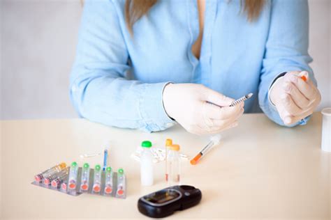 인슐린 당뇨병 주사기 손에 의료 주사 바늘이있는 의학 플라스틱 예방 접종 장비 건강관리와 의술에 대한 스톡 사진 및 기타 이미지