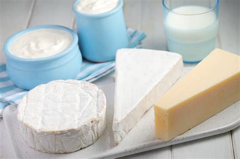 유제품 치즈의 나무 종류 브리 카망베르 파르메산 우유 한 잔과 소박한 식탁에 요구르트 2개 0명에 대한 스톡 사진 및 기타 이미지 Istock