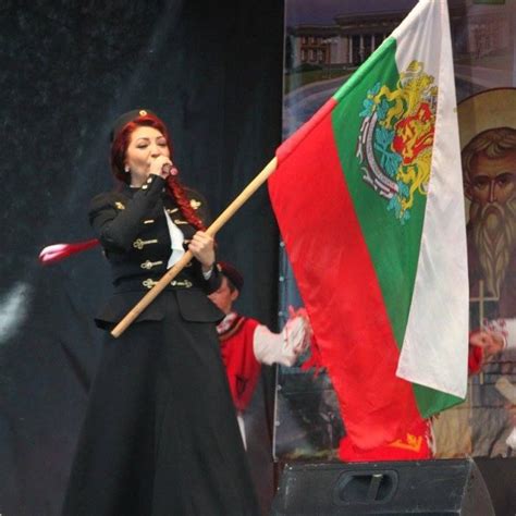 Фалшив фейсбук профил вбеси народната певица от Перник Ива Давидова Никой няма право да ползва