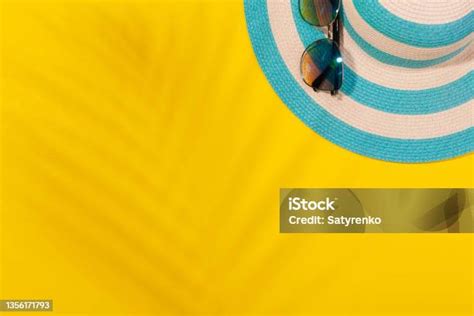 노란색 배경의 해변 액세서리의 상단 보기 선글라스와 야자잎 그림자줄무늬 파란색 모자 해변 휴가 바다 투어 따뜻한 화창한 여름의 개념 광고 공간 웃옷에 대한 스톡 사진 및