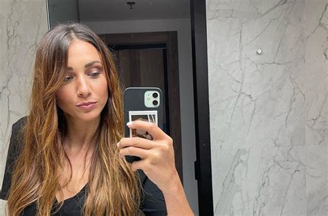 Comme Par Hasard à La Fin De Photo ça Glisse Delphine Wespiser Victime De Nombreuses Mains