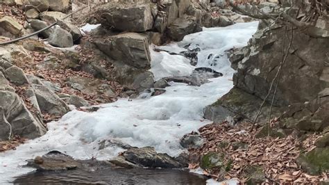 계곡에 얼음 녹고 있어요~ ”얼음아아무리 두껍게 얼어봐라니가 봄을 이길 수 있나 역시 사람도 자연도 따사로운 온기만한게 없나 봅니다 따수운 마음가짐으로