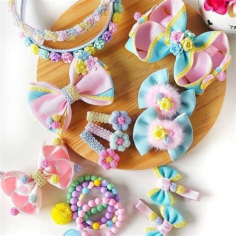 Colorful Hair Accessories On Wooden Platter Håraccessoarer