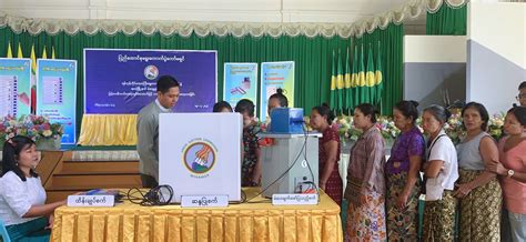 ရန်ကုန်တိုင်းဒေသကြီး၊ အလုံခရိုင်၊ အလုံမြို့နယ်၌ မဲဆန္ဒရှင်ပြည်သူများ မြန်မာအီလက်ထရောနစ်မဲပေးစက်ဖ