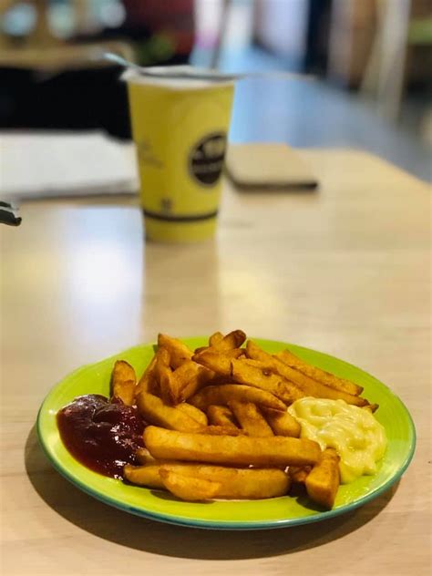 林世莉啟宗心理諮商所所長 大家有迷有～好好吃飯啊 就是想任性吃炸脆薯 好好吃喔🥳🥳 炸脆薯