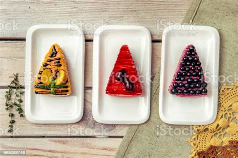 3 개의 삼각형 조각 케이크의 나무 시골풍 테이블에 건포도와 살구 자 두 4가지 개체에 대한 스톡 사진 및 기타 이미지 4가지 개체 건강한 식생활 과일 Istock