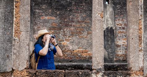 아시아 관광 여성은 태국 수코타이에서 고대 태국 건축 사진을 찍습니다 캐주얼 태국 옷감 스타일의 여성 여행자 방문 도시 개념 사진 Unsplash의 여성 전용 이미지