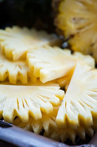 파인애플 매크로의 조각입니다 육즙 익은 파인애플 육체 자연 조건 열 대 이국적인 과일 0명에 대한 스톡 사진 및 기타 이미지