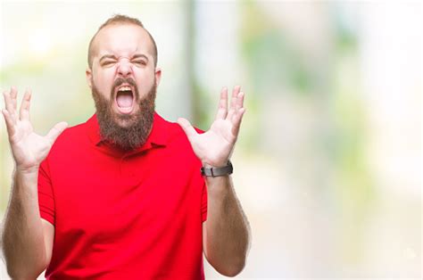 젊은 백인 Hipster 남자에 빨간 셔츠를 입고 배경 미친 격리 하 고 미친 소리 하 고 적극적인 식와 팔 발생 함 좌절 개념입니다 감정에 대한 스톡 사진 및 기타 이미지