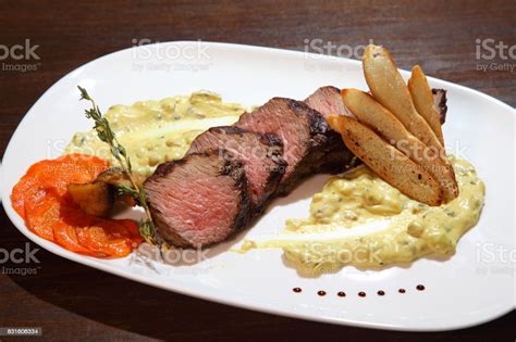 식욕을 돋 우는 스테이크 중간 로스트 크림 버섯 소스에서 조각으로 잘라 건강한 생활방식에 대한 스톡 사진 및 기타 이미지 건강한 생활방식 건강한 식생활 고급 요리