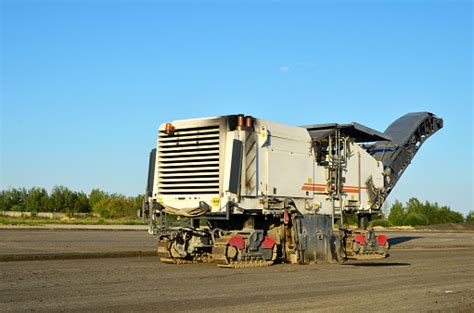 냉간 밀링 기계는 아스팔트 및 콘크리트 포장의 신속하고 고효율 제거에 사용됩니다 기계류에 대한 스톡 사진 및 기타 이미지